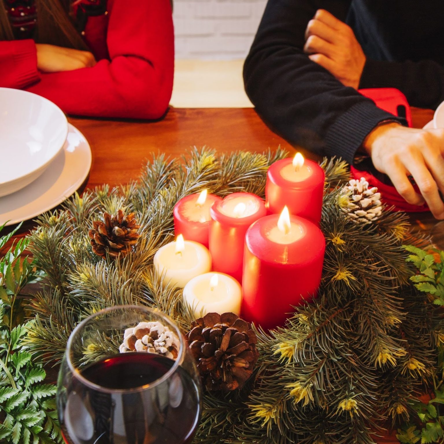14 Creative Christmas Table Decorations That Will Impress Your Guests ...